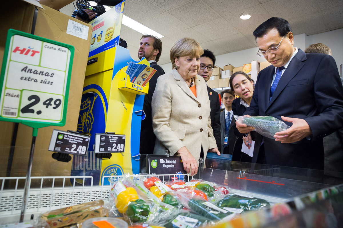 The two heads of government visited a supermarket close to the ...