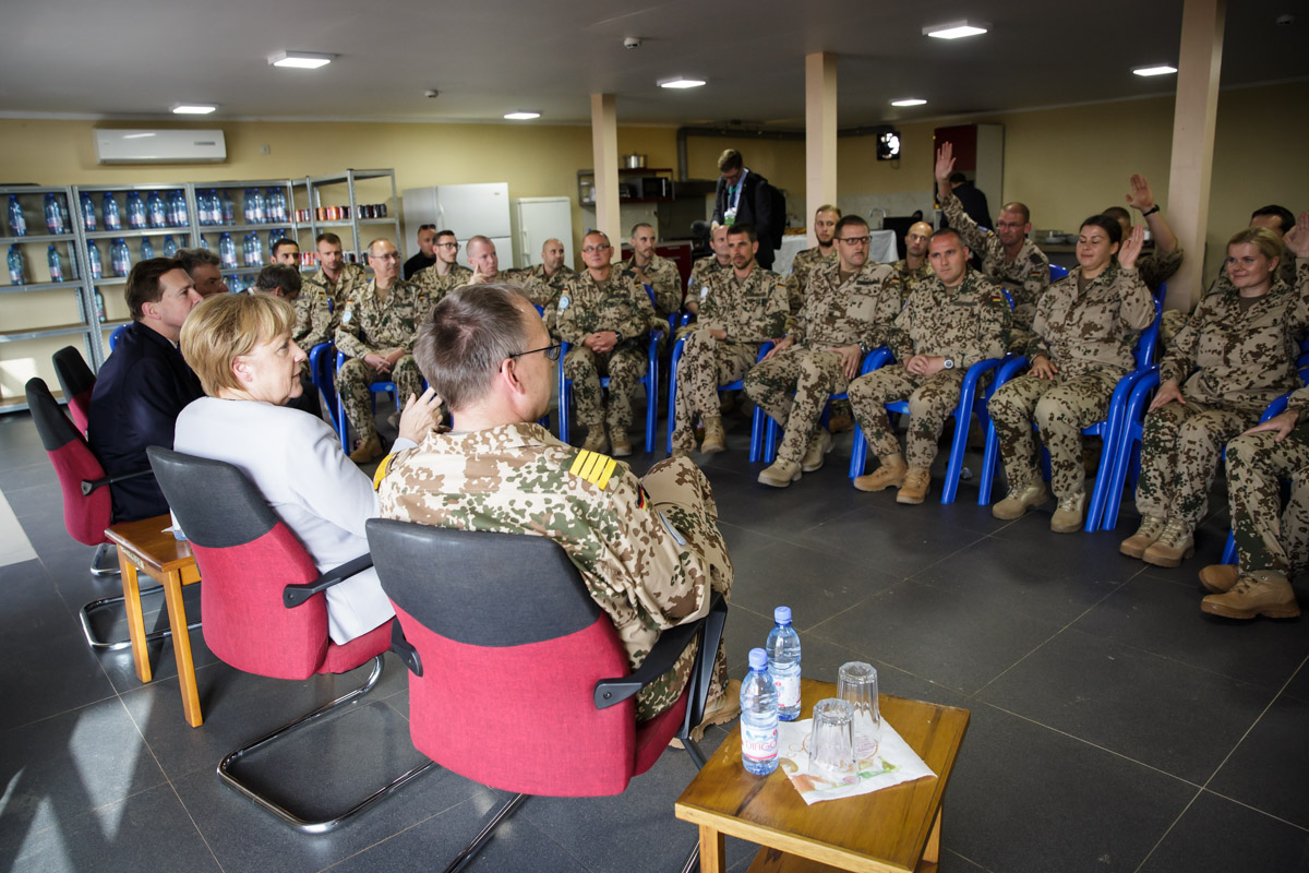 During a visit, the Chancellor thanked the German soldiers stationed in ...
