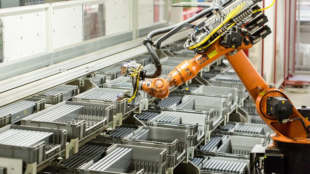 Roboter sind in der industriellen Fertigung dem Menschen überlegen.