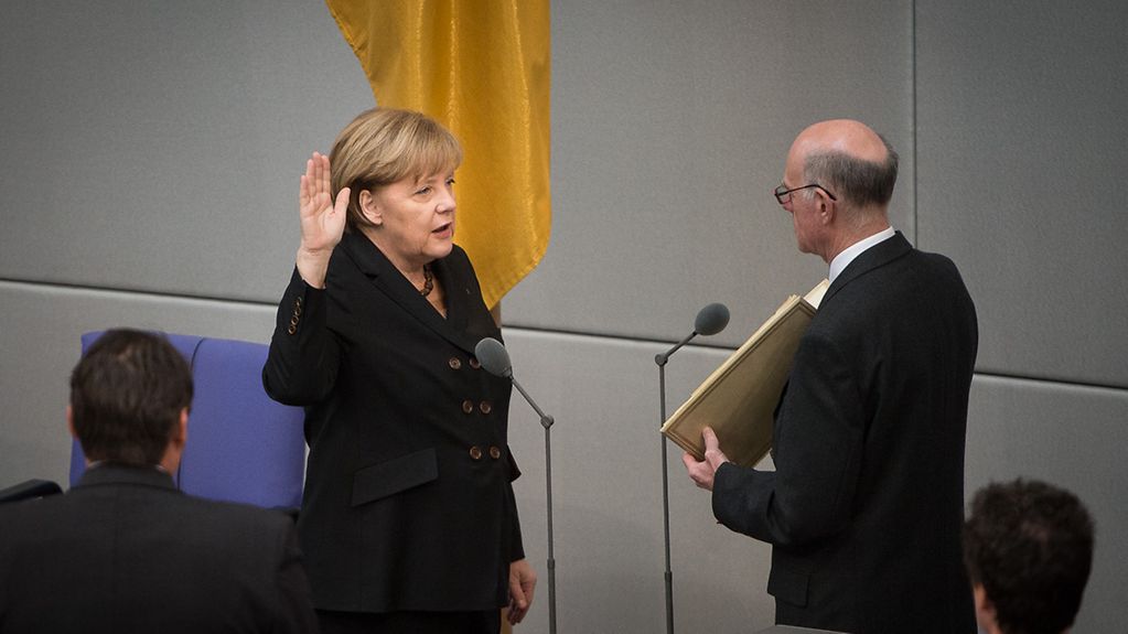 In the Bundestag, Angela Merkel is sworn in by Bundestag President ...
