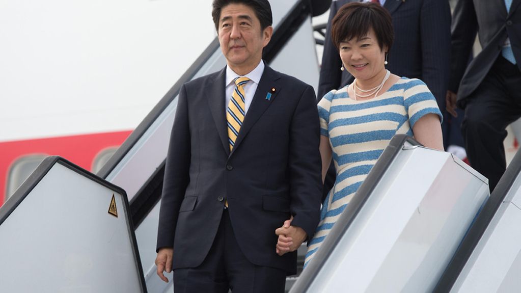 Der japanische Ministerpräsident Shinzo Abe und seine Frau Akie Abe am ...